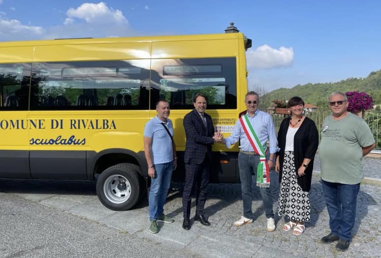 A Rivalba è arrivato il nuovo scuolabus - Prima Settimo
