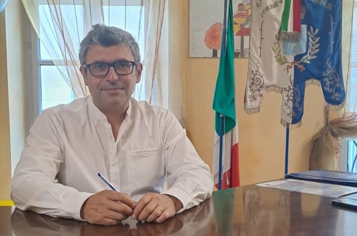 Gassino: Corrado fa il suo debutto nell'ufficio del sindaco - VIDEO ...